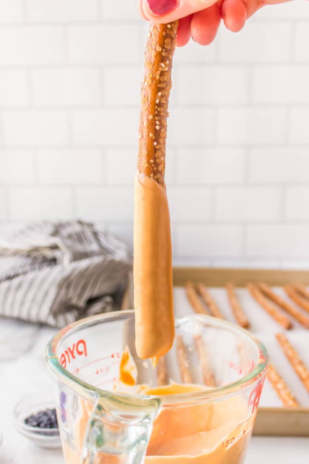 Halloween Pretzel Rods | Buns In My Oven